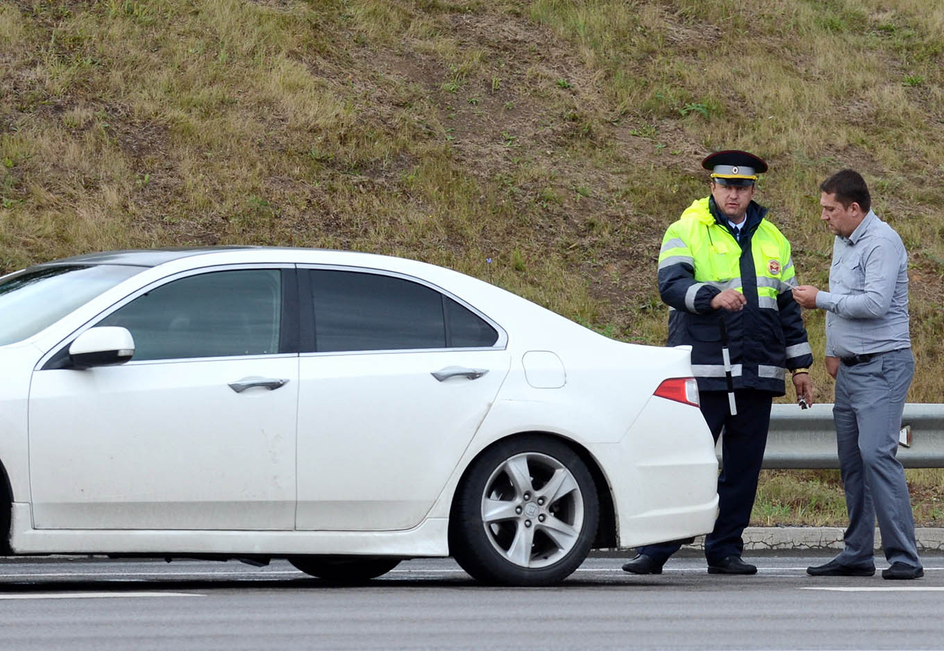 Можно ли не выходить из автомобиля в 2025 году при требовании ...