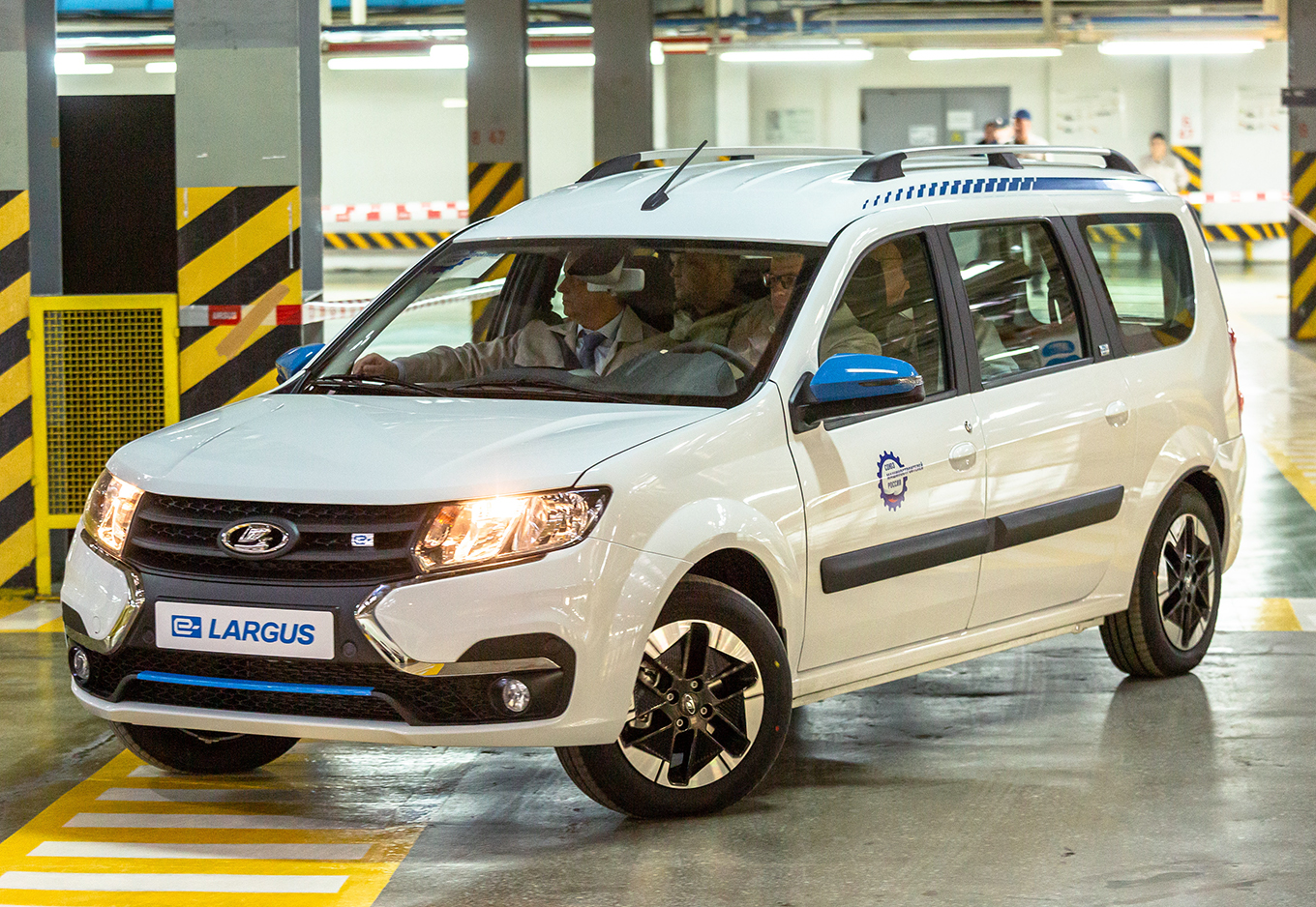 У электромобилей Lada e-Largus появился первый заказчик. Цены, оснащение и сроки поставки